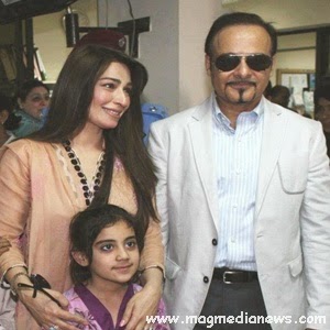 Pakistani Famous Actress Reema Khan With Her Family - New Unseen ...