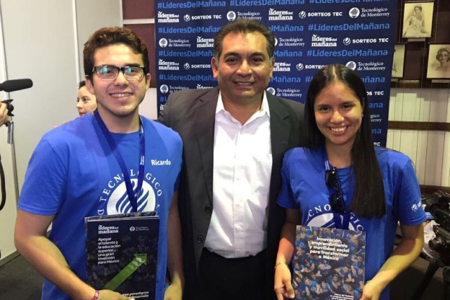 Reciben a dos jóvenes yucatecos en el Tecnológico de Monterrey Reciben a dos jóvenes yucatecos en el Tecnológico de Monterrey