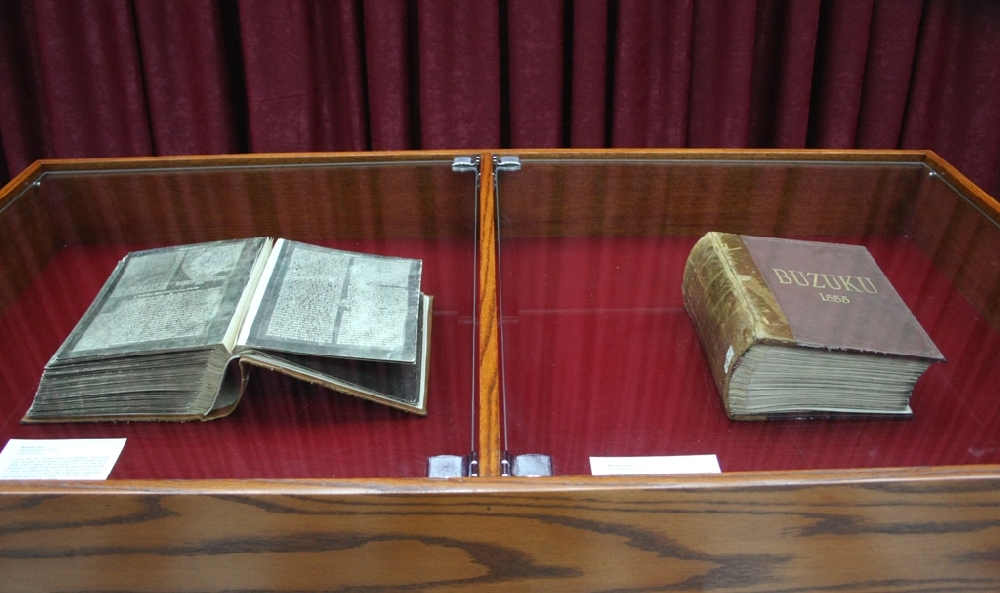 “Meshari” i Gjon Buzukut mbërrin në Tiranë, ekspozohet në Bibliotekën ...