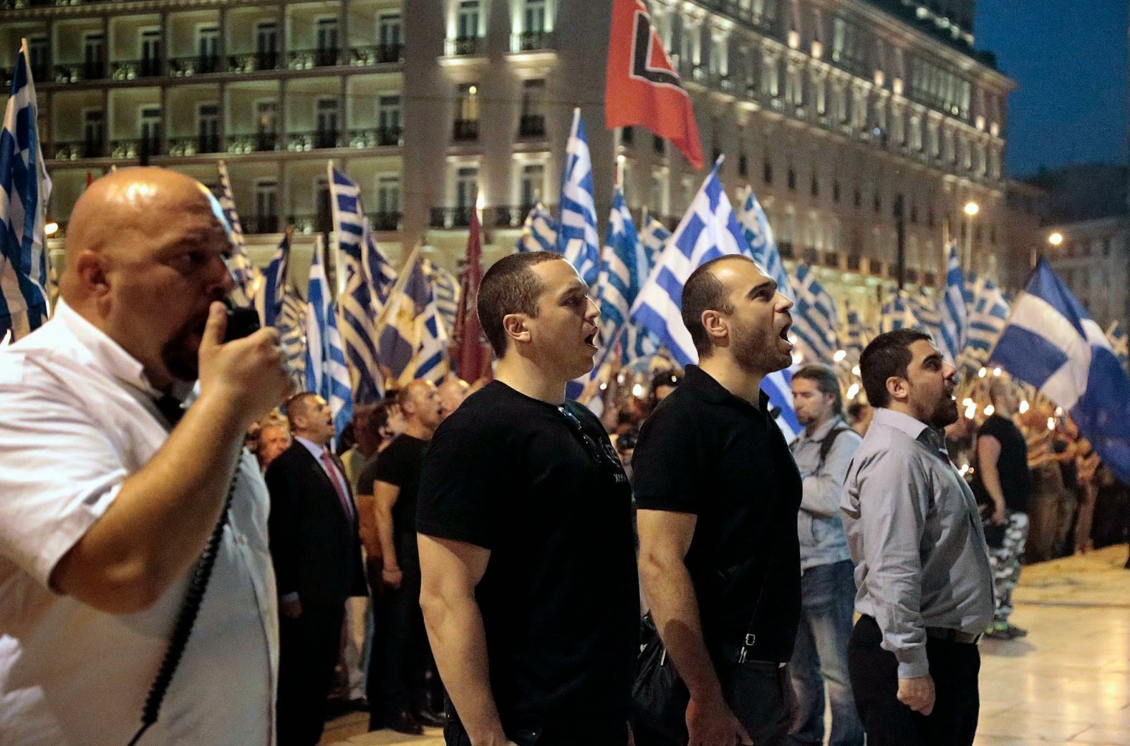 ΦΟΡΤΩΝΟΥΝ ΚΑΙ... ΑΡΧΑΙΟΚΑΠΗΛΕΙΑ ΣΤΗΝ ΧΡΥΣΗ ΑΥΓΗ!!! ΝΑ ΔΕΙΤΕ ΠΟΥ ΘΑ ...