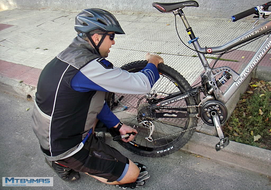EL PINCHAZO, EL ENEMIGO SILENCIOSO DEL CICLISTA - MTBYMAS