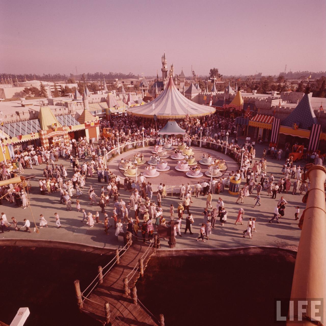 60 Fantastic Color Photographs Capture Disneyland on the Opening Day on ...