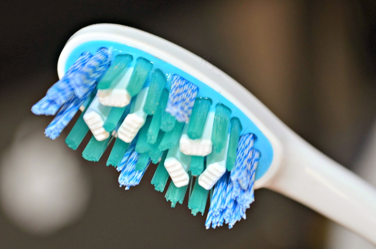 Everything LePooke: Colgate Optic White Toothbrush + Built-in Whitening ...