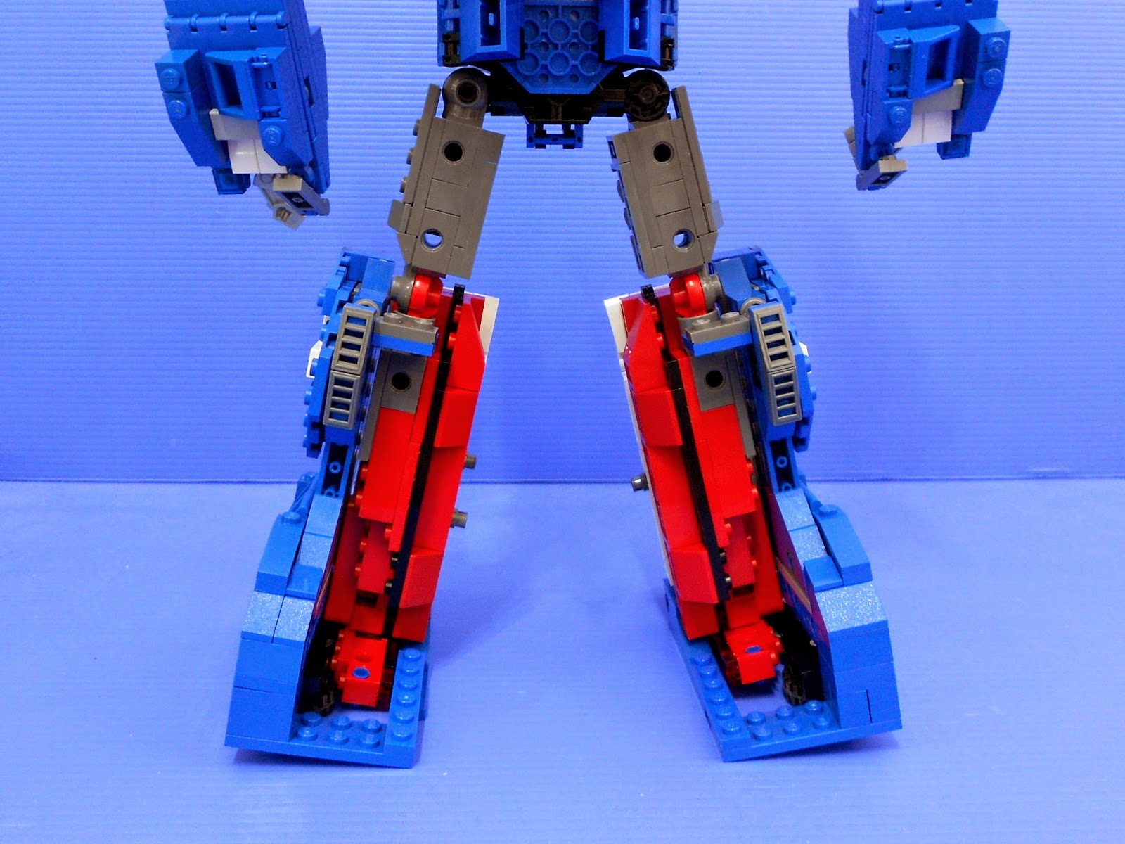 Alanyuppie's LEGO Transformers: LEGO Ultra magnus: Part 3 of 3 (Robot mode)