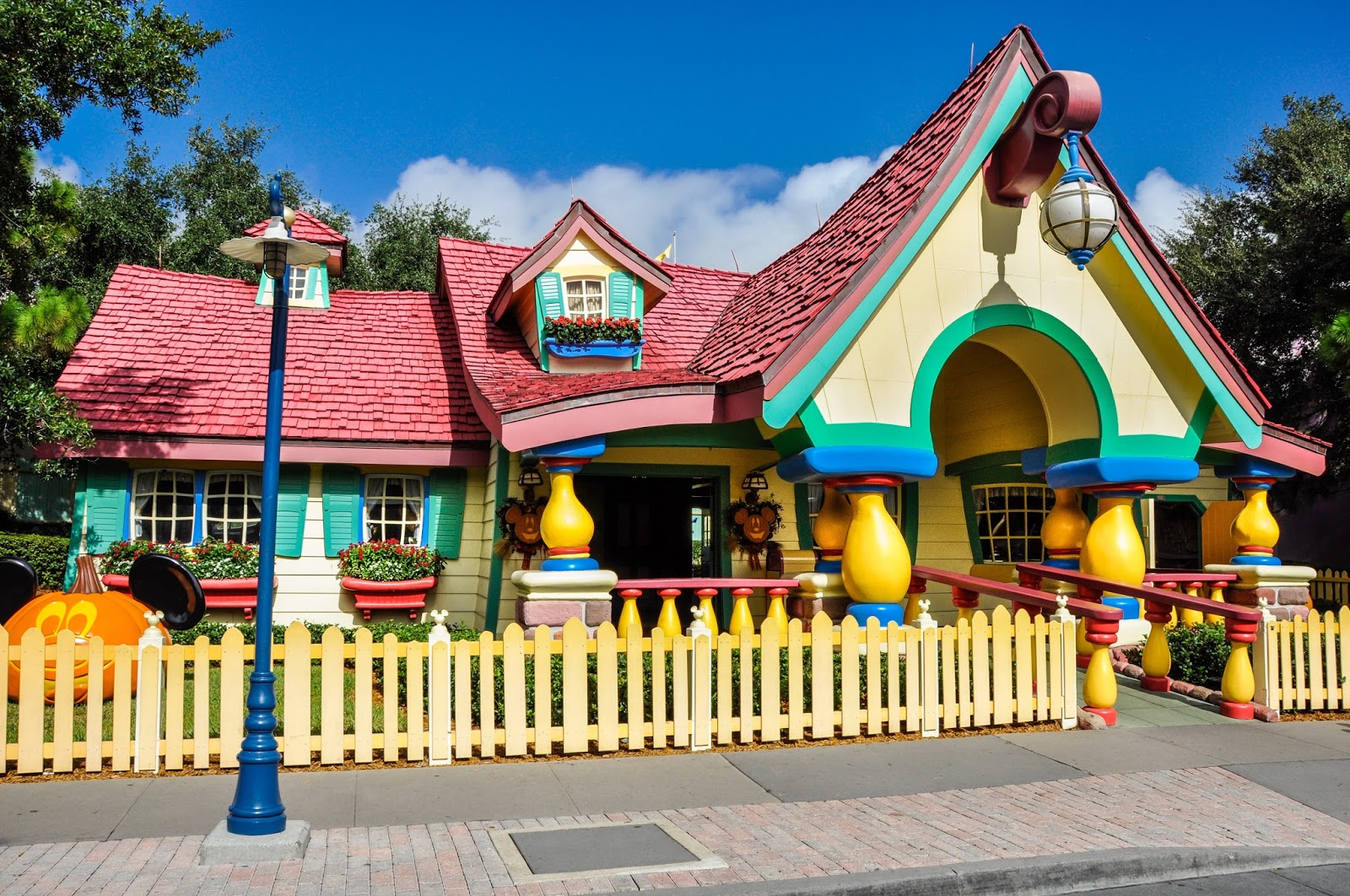Mickey mouse house disneyland - feryanswers