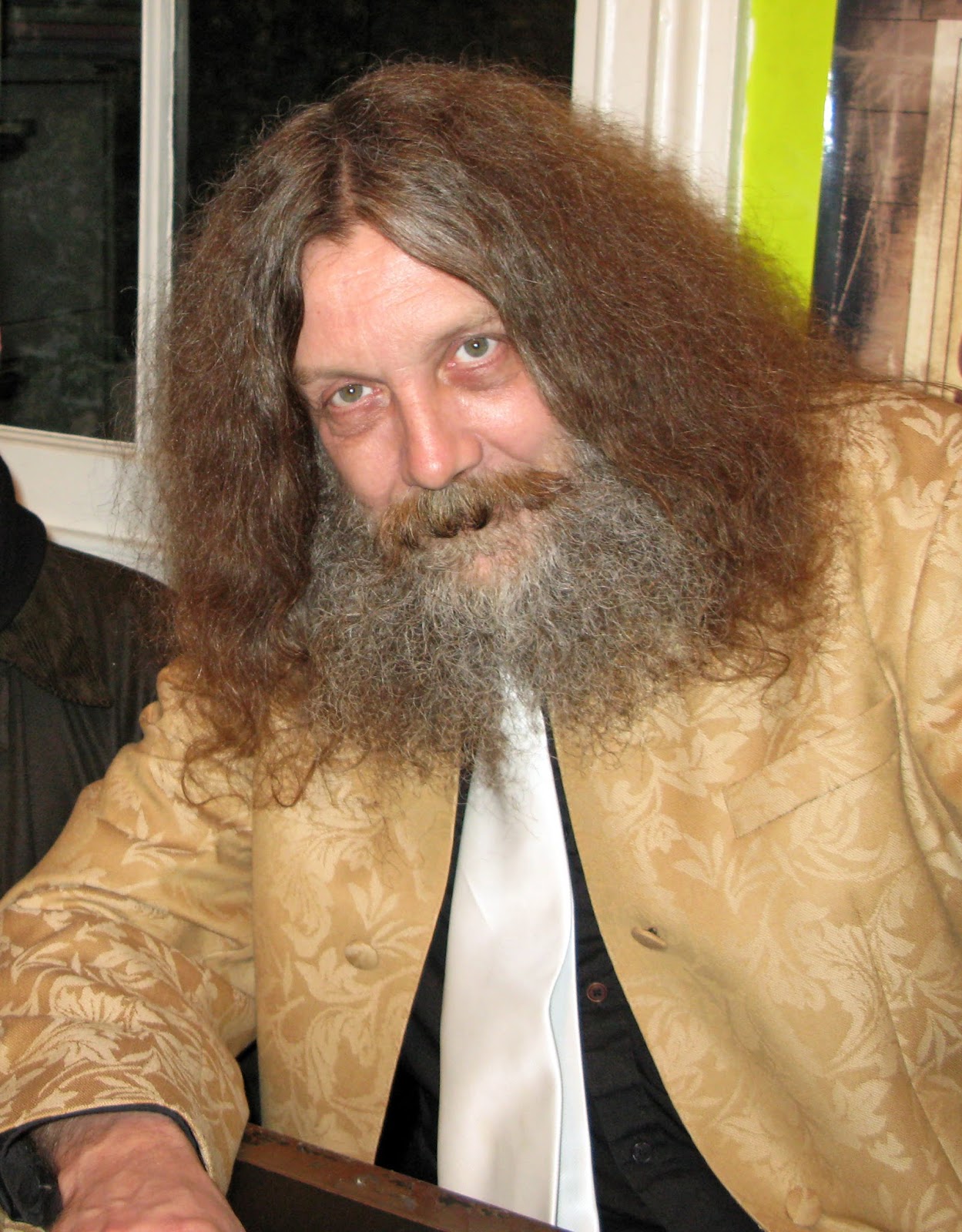 RAWIllumination.net: Alan Moore vs. Grant Morrison, a 'wizard's ...