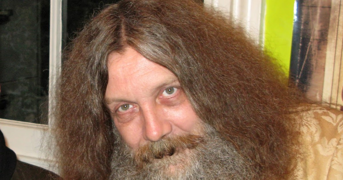 RAWIllumination.net: Alan Moore vs. Grant Morrison, a 'wizard's ...