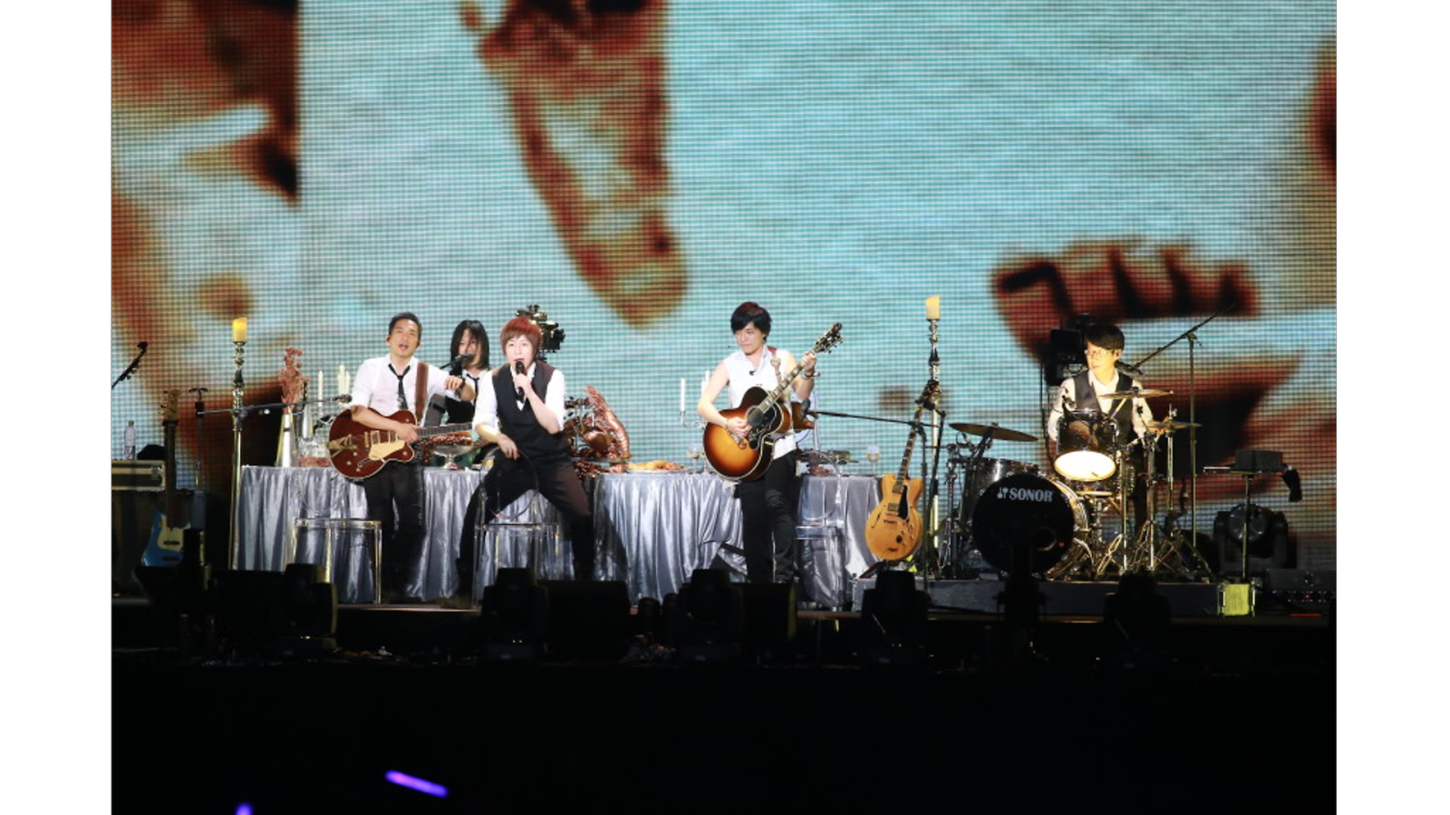 English Pop Station: Mayday’s Hot Outdoor Concert on a Hot Summer Day