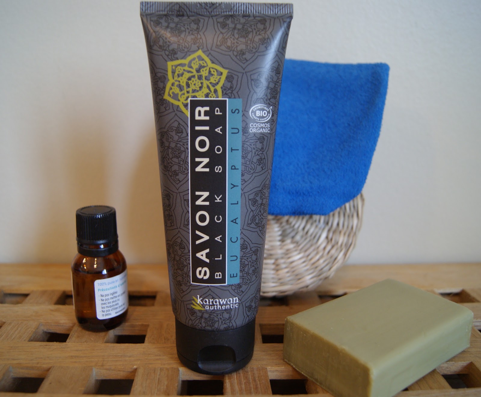 Le savon noir en tube de Karawan authentic - à la lumière du jour