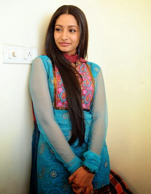 Anita Galler Candid Photoshoot HQ Pics At 'Maro Charitra' Telugu Movie ...