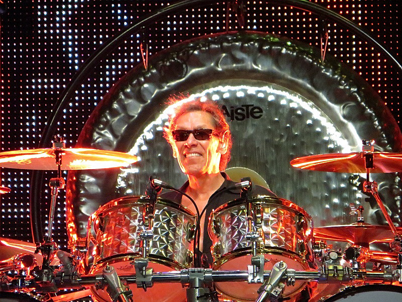 WHAT A TEMPER!: VAN HALEN CONQUERS LOS ANGELES