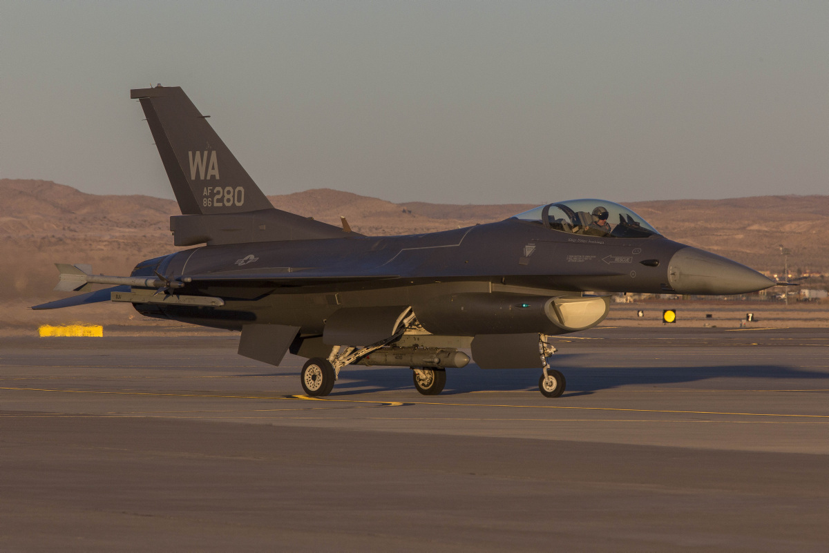 WARFARE Blog: UM F-16 "STEALTH"?