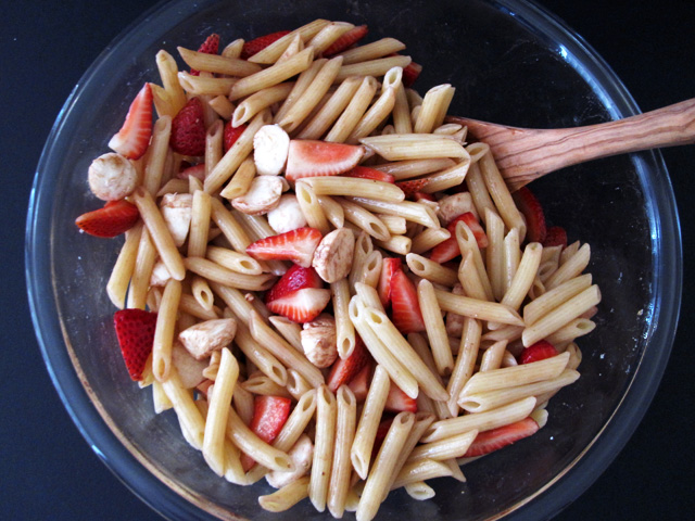 la mia cucina piccola: Strawberry Caprese Pasta