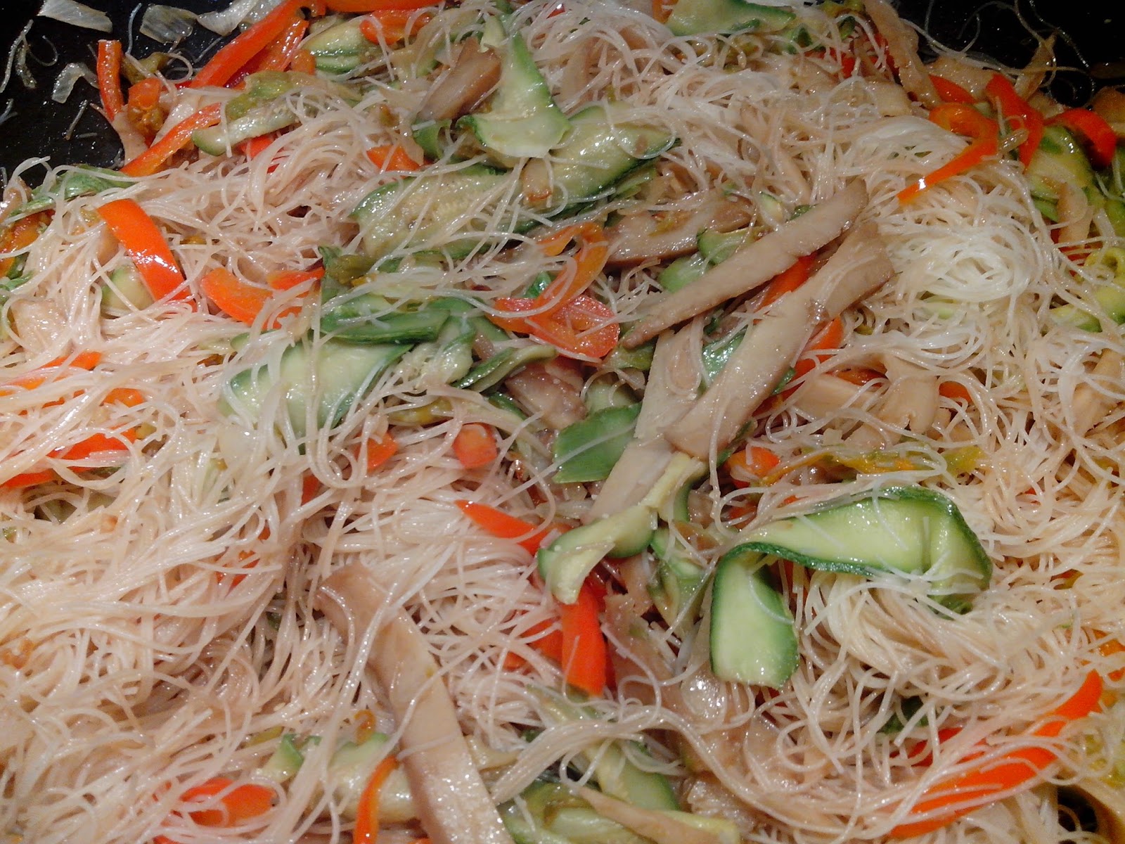 SPAGHETTI DI RISO SALTATI CON SEITAN E VERDURE