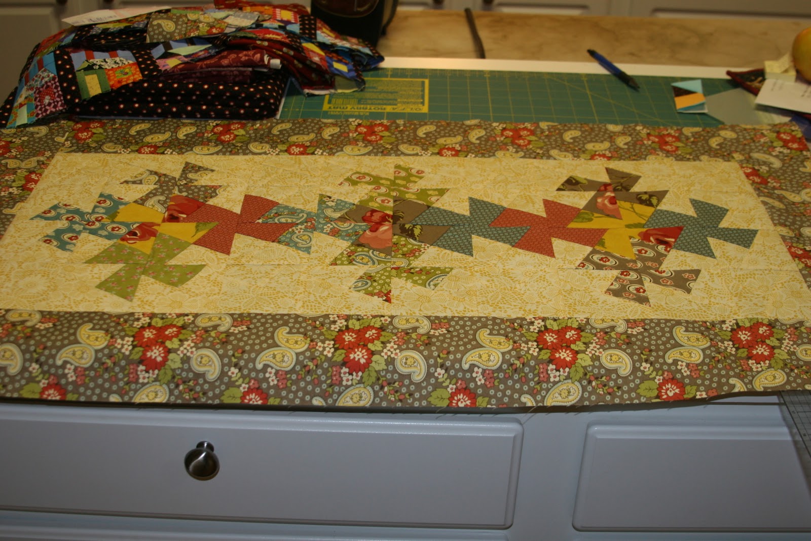 Ramblings of a quilter: Lil Twister Table Runner