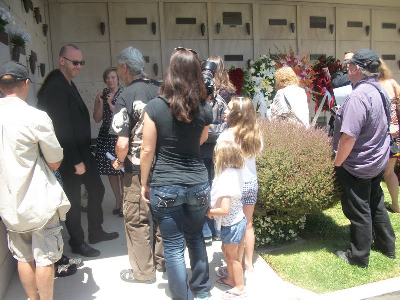 sunshine magazine... volume 1... enjoy(:: Francesco Quinn RIP 1963-2011 ...