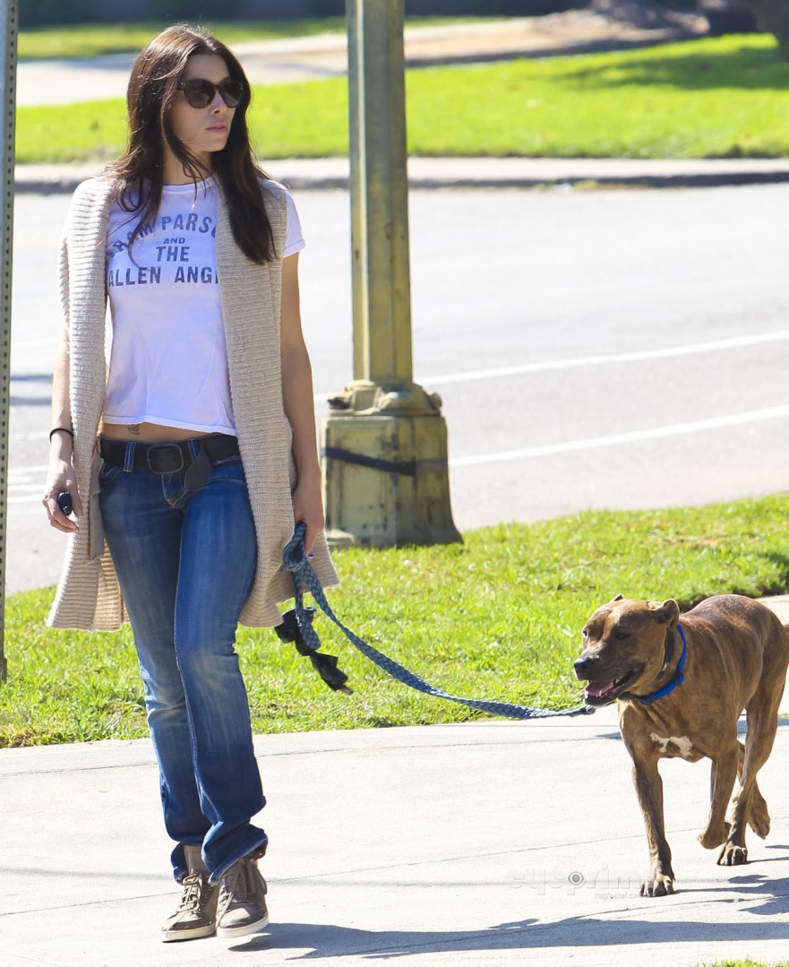 CELEBRITY LIFE-NEWS-PHOTOS: Jessica Biel a passeggio con il cane