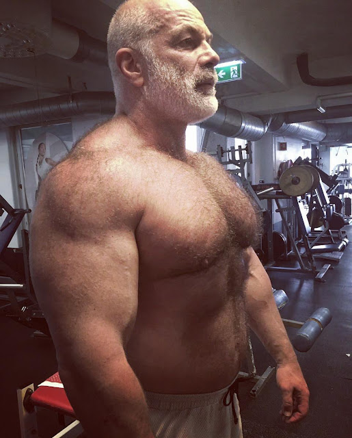 Muscle Lover: Super buff grandpa - Thor Viking