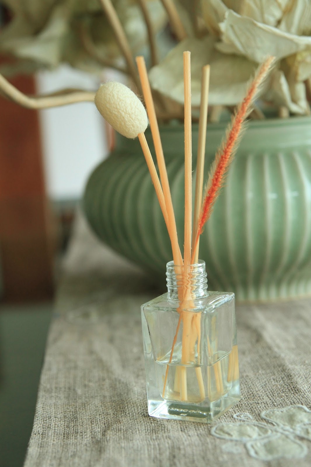 The yellow tin: Simple Homemade Reed Diffusers