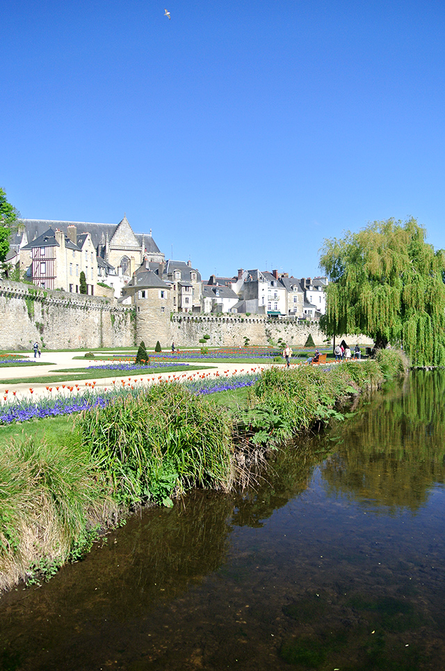 It's Not Serious!: A Day Out in Vannes