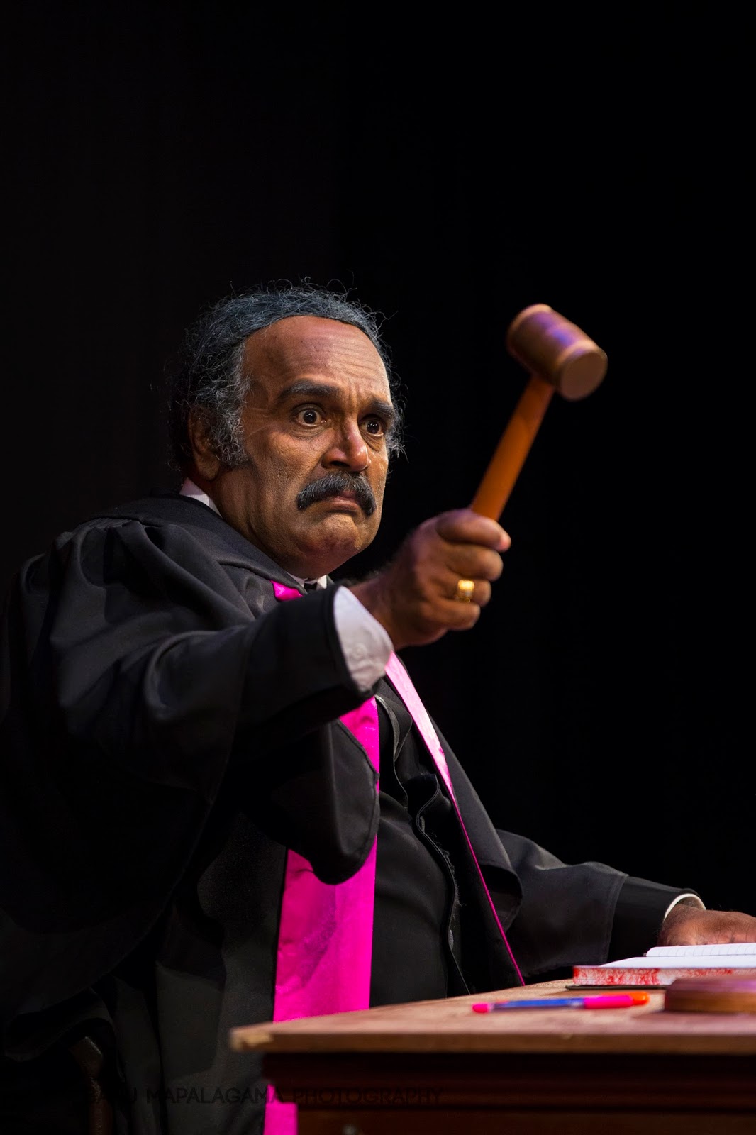 Fragments.: 'Hankithi Dahathuna': No signs please!