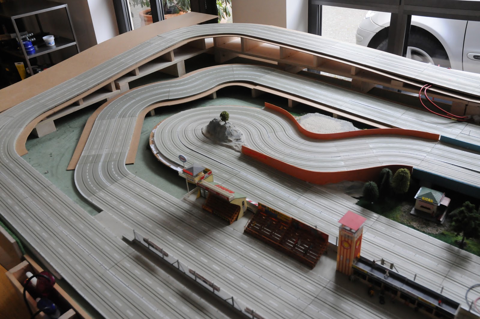 ACAR Faller AMS Rennbahn: Faller AMS - Endlich kommt Bewegung in die Bahn