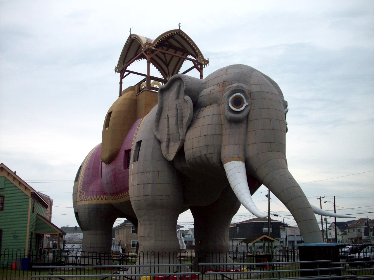 Photo-ops: Zoomorphic Building/Zippy the Pinhead Location - Lucy The ...