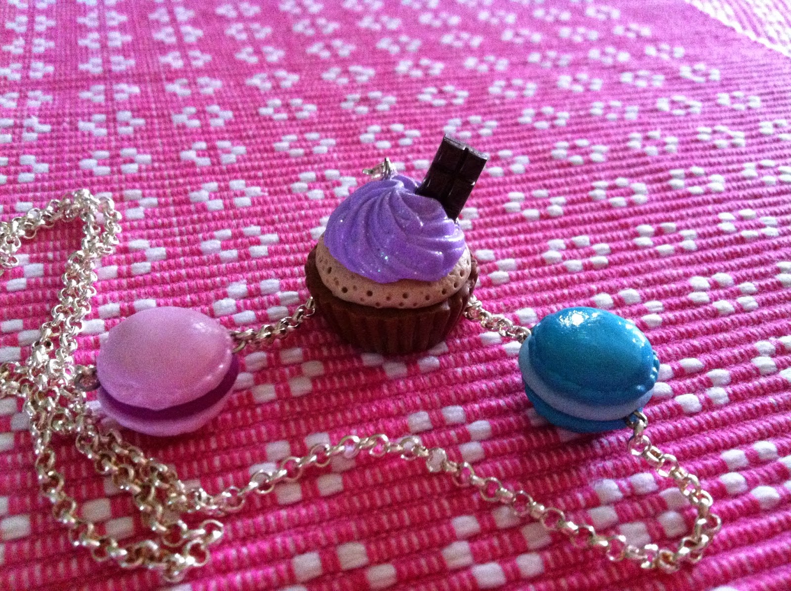 RilakkumaShop.nl: Beautiful Cupcake necklaces with two Macarons