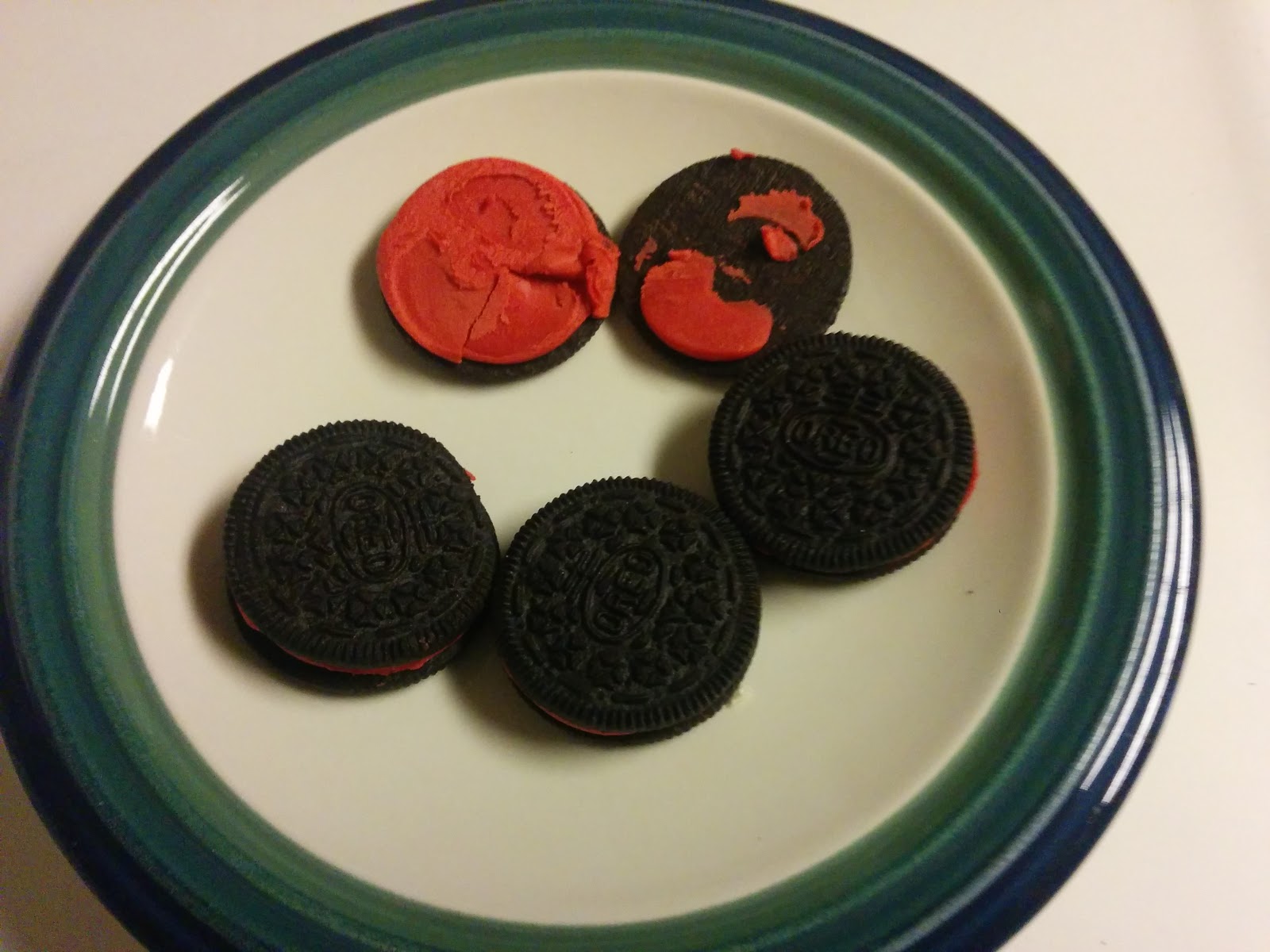 Kotas Reviews Everything: Kotas Reviews Swedish Fish Oreos