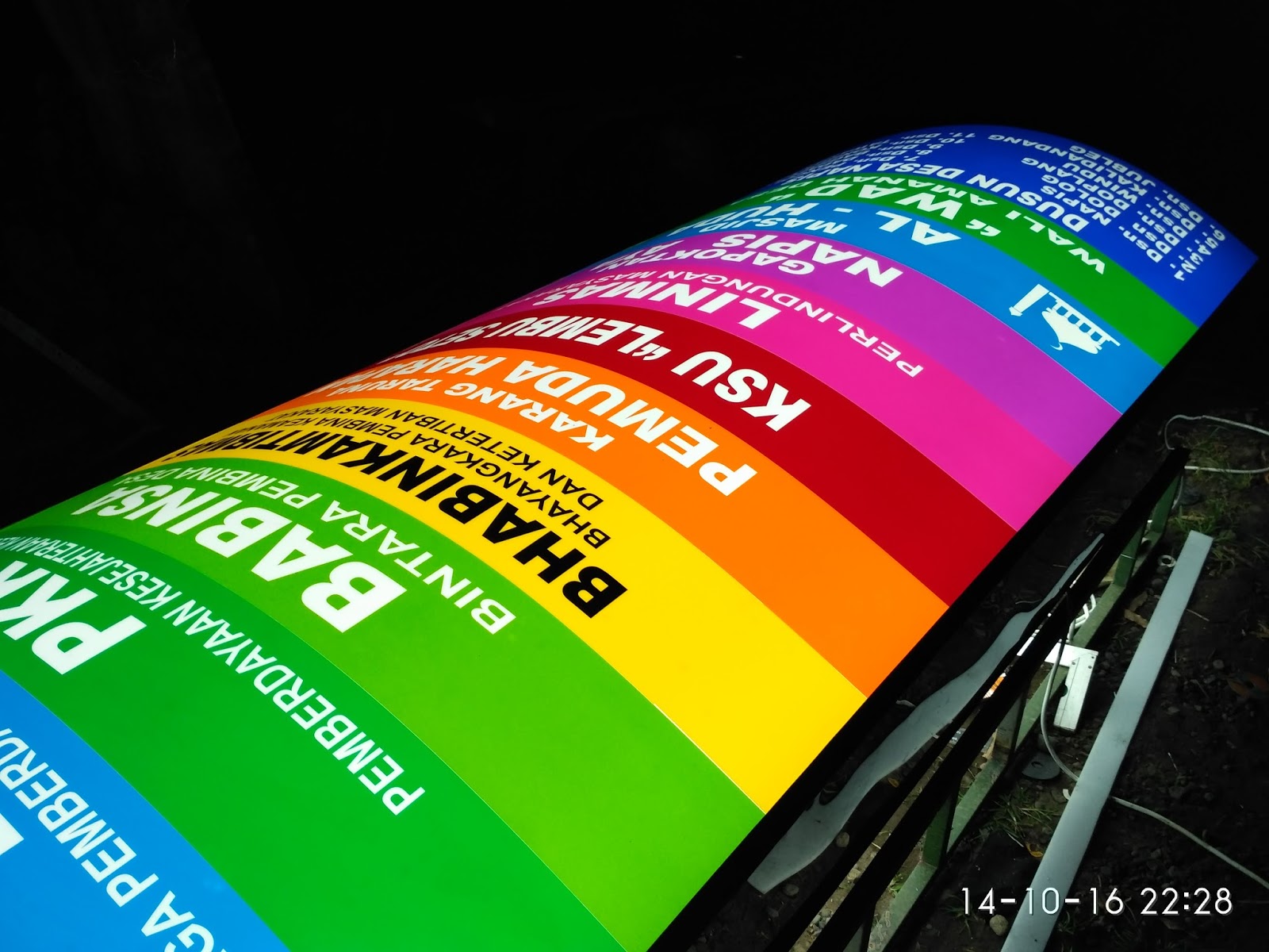 Pembuatan dan Pemasangan Neonbox Besar Kantor desa