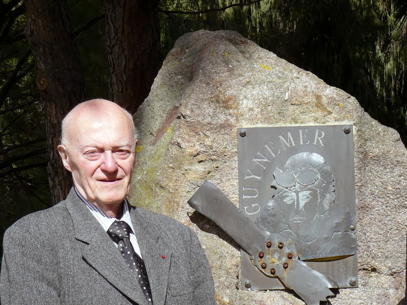 Jean Pinet devant la stèle dédiée