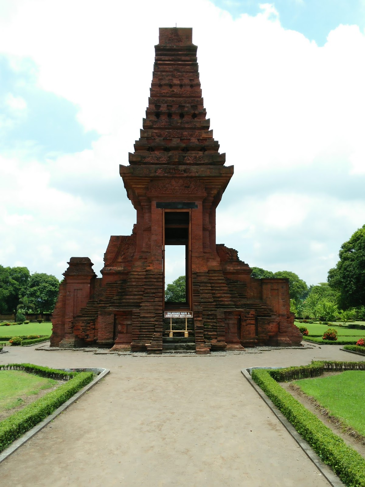Umum: Gapura Bajang Ratu Sempat Dijadikan Sebagai Tempat Shooting ...