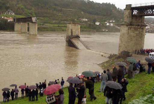 Os dias seguintes à queda da ponte de Entre-os-Rios - VIDA DE BOMBEIRO