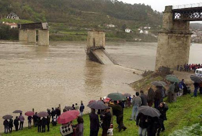 Os dias seguintes à queda da ponte de Entre-os-Rios - VIDA DE BOMBEIRO