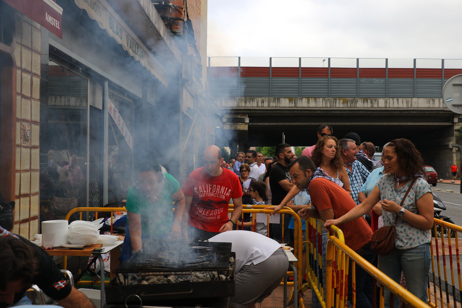 Cientos de personas disfrutan de bailes caribeños y sardinas en fiestas ...