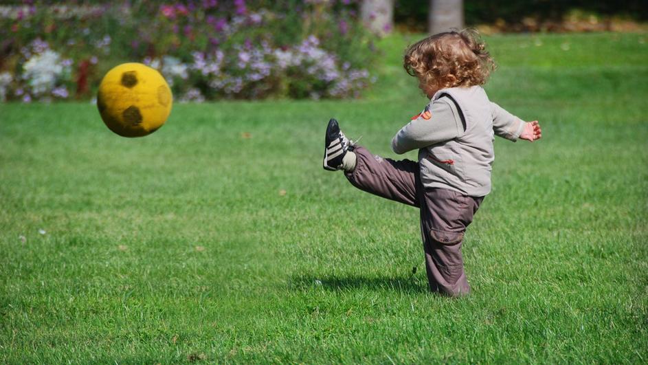 20 RAZLOGA ZAŠTO IGRANJE U PRIRODI ČINI DECU PAMETNIJOM