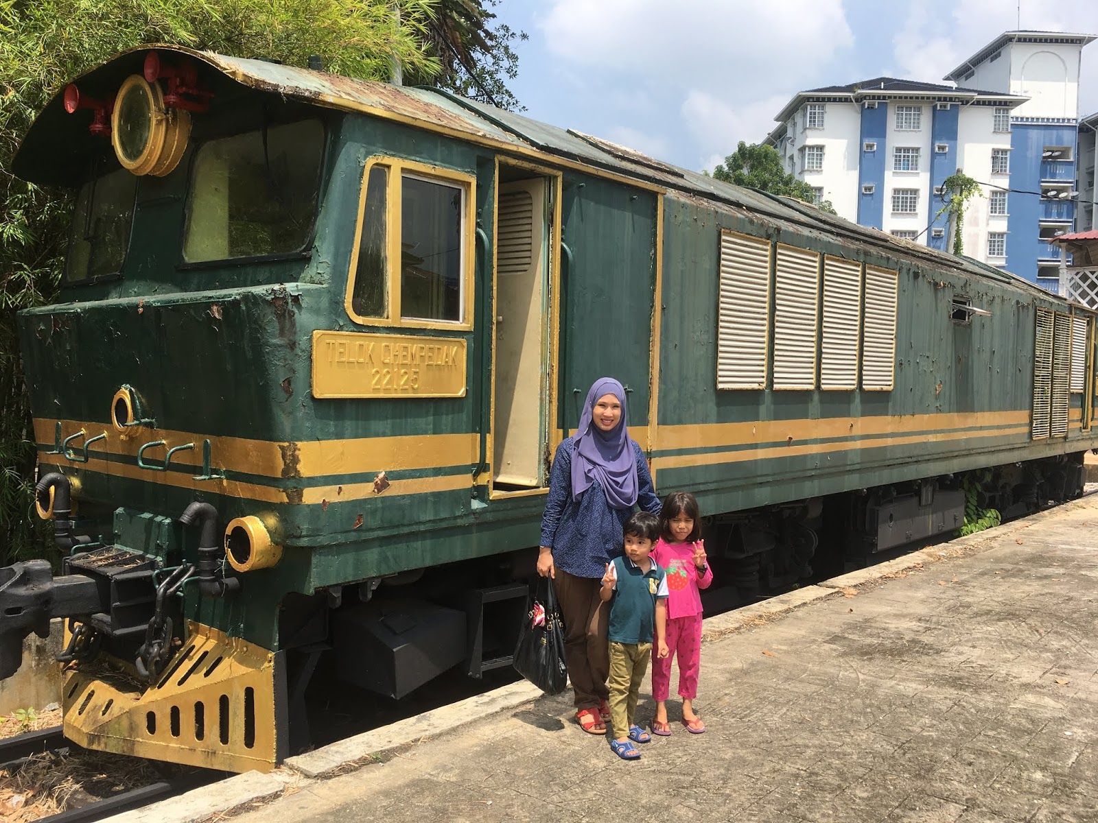 Dua Budak Cilik Tengok Kereta Api Lama Di Hadapan Galeri Perbandaran ...