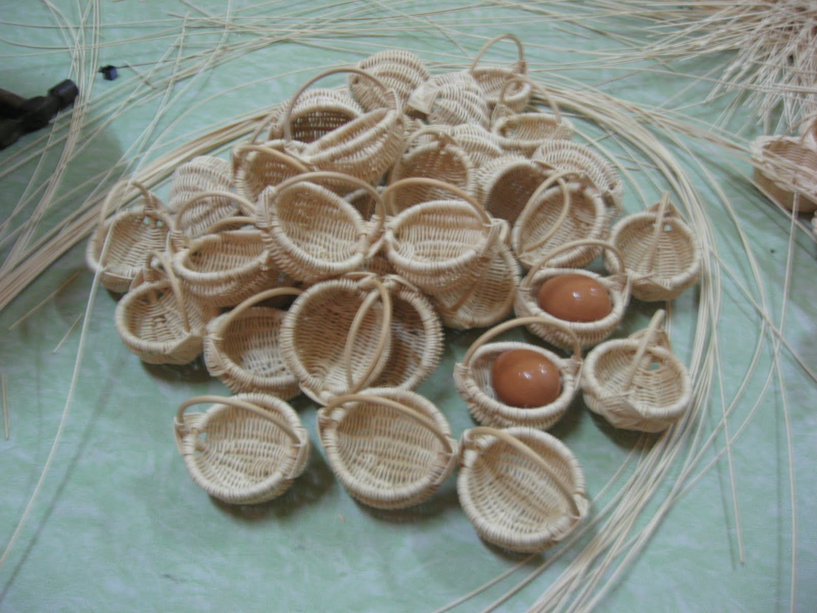 Indah Seni Warisan Kraf: TEMPAHAN BAKUL TELUR / CENDERAHATI / BUNGA RAMPAI