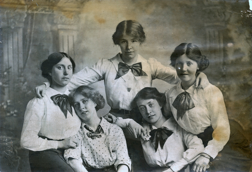 45 Charming Photos of Teenage Girls in the 1910s ~ Vintage Everyday
