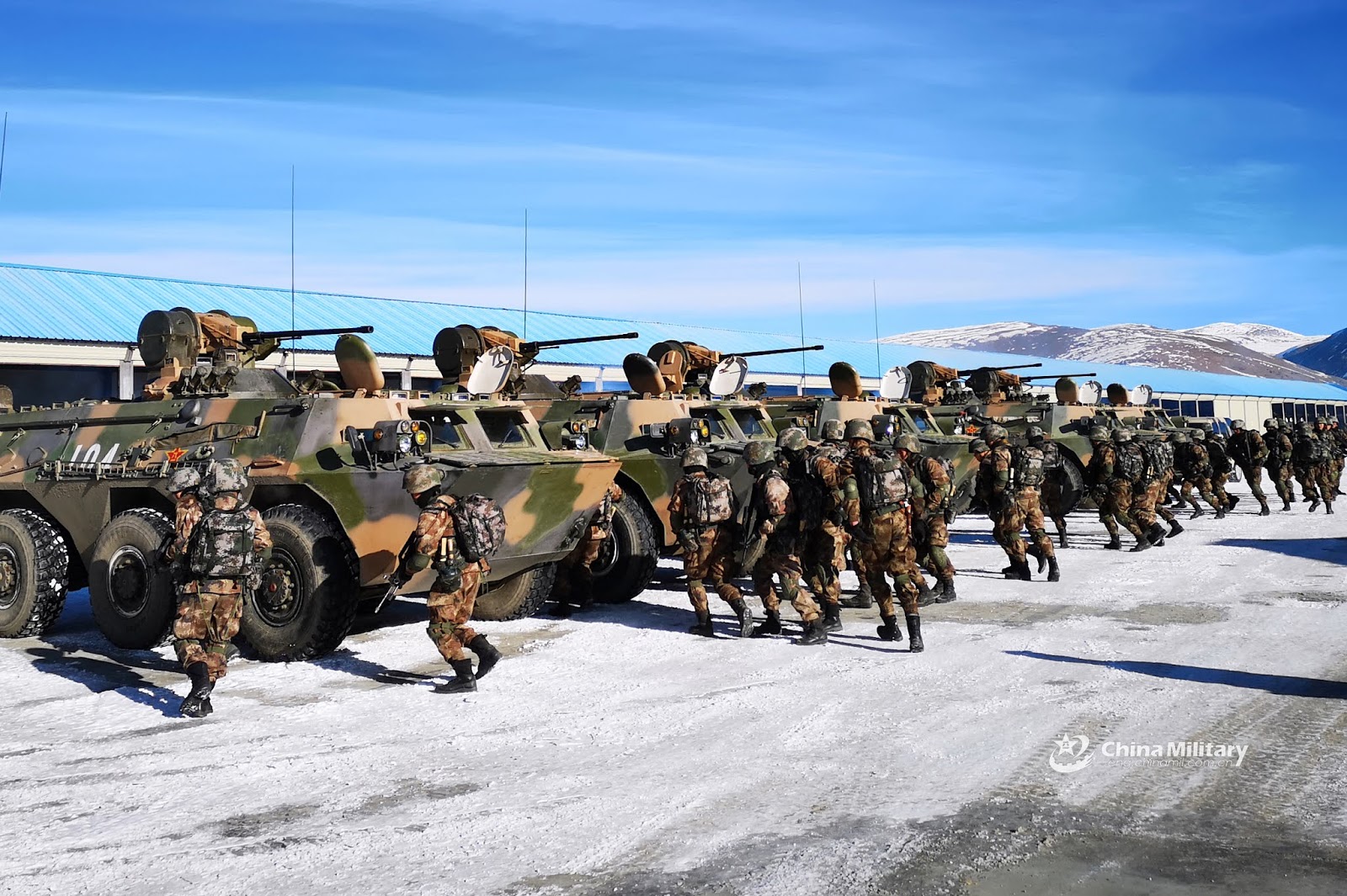 China Defense Blog: Border patrol troops getting APC