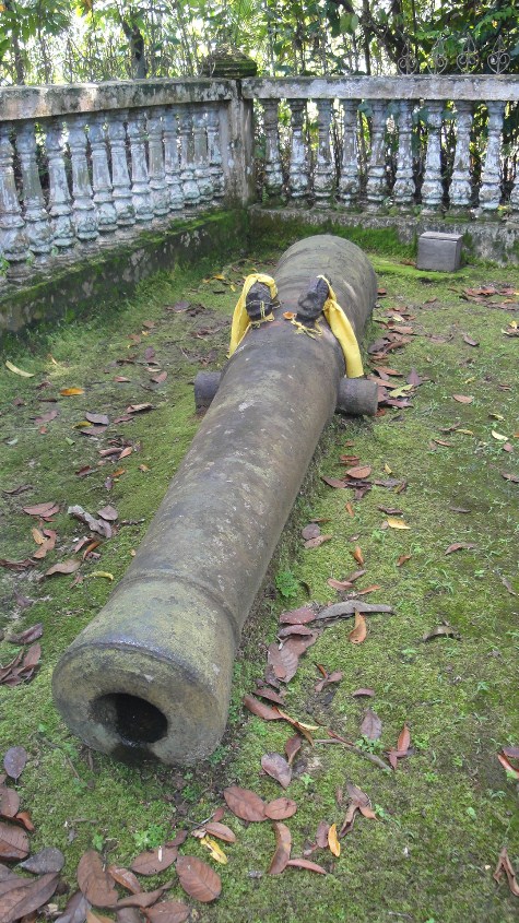 SENI LAMA MELAYU (MALAY OLDEN ART): Makam Kiyai Kesumi dan meriam ...