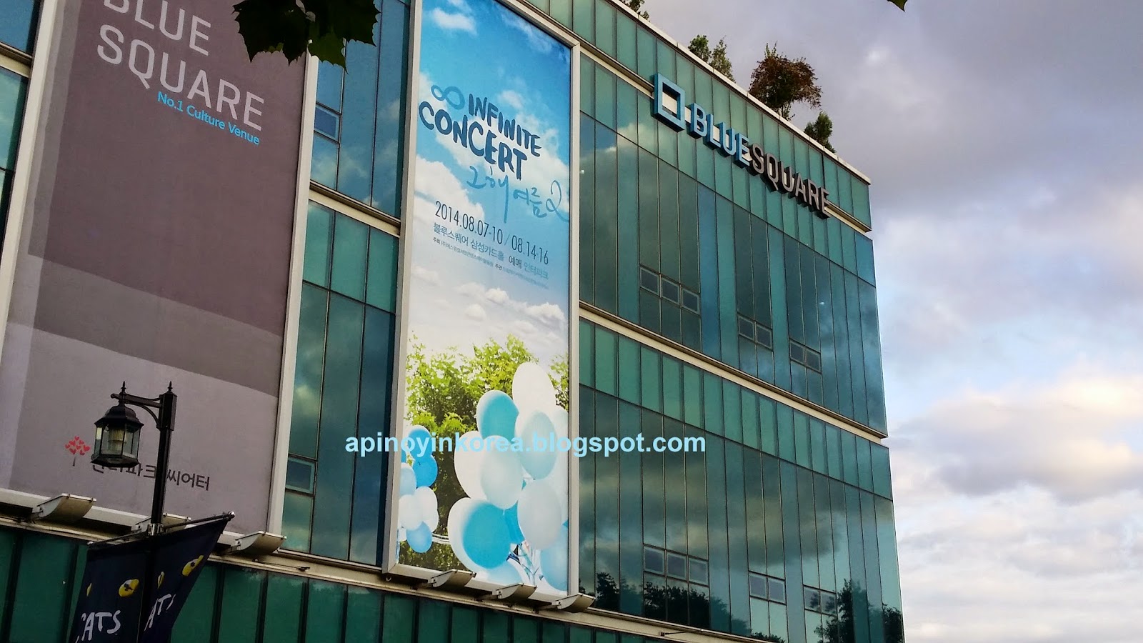 A Pinoy in Korea: Hangangjin Station's Blue Square And The Infinite Fans