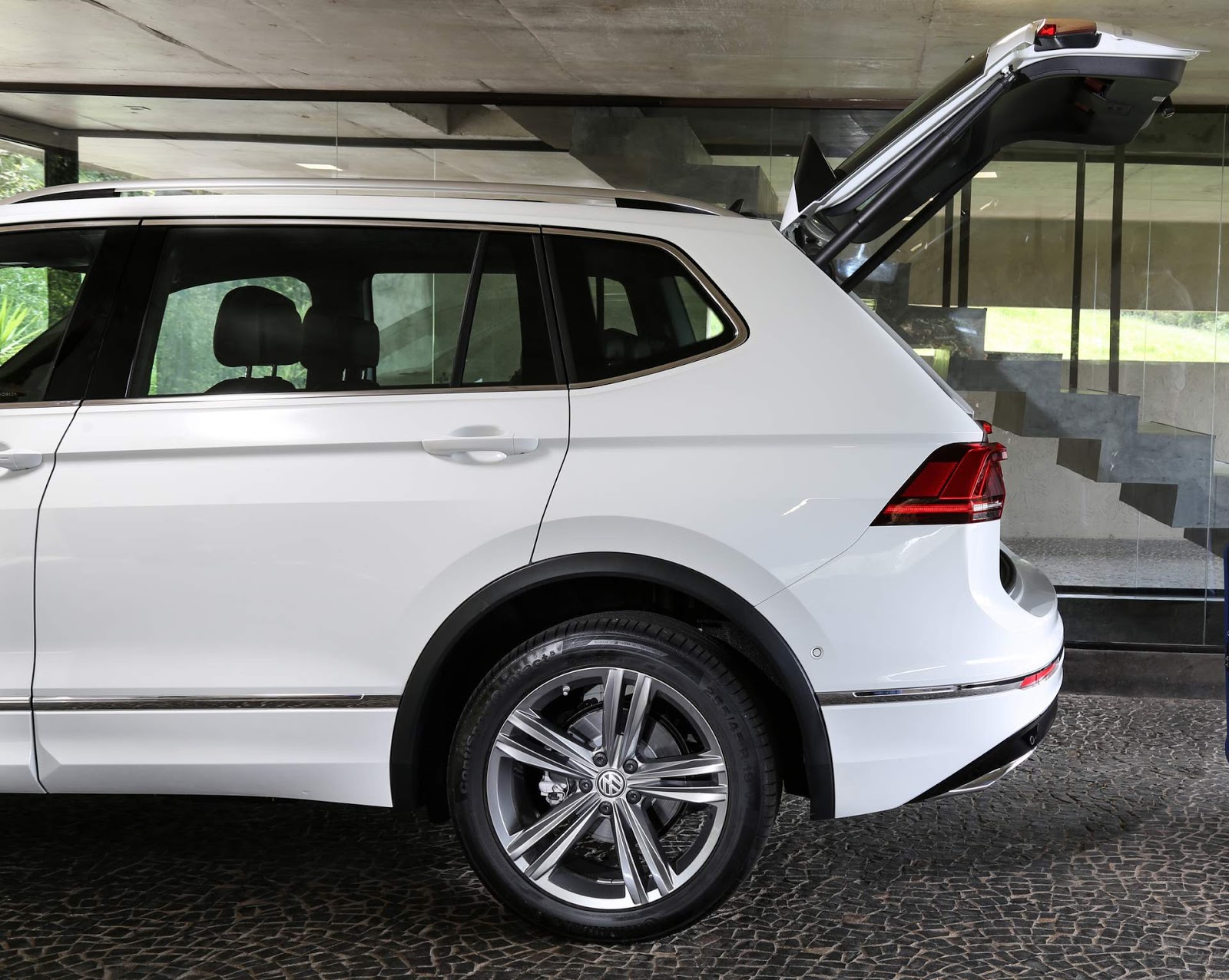 VW Tiguan AllSpace 2019 R-Line: Golf GTI familiar off-road