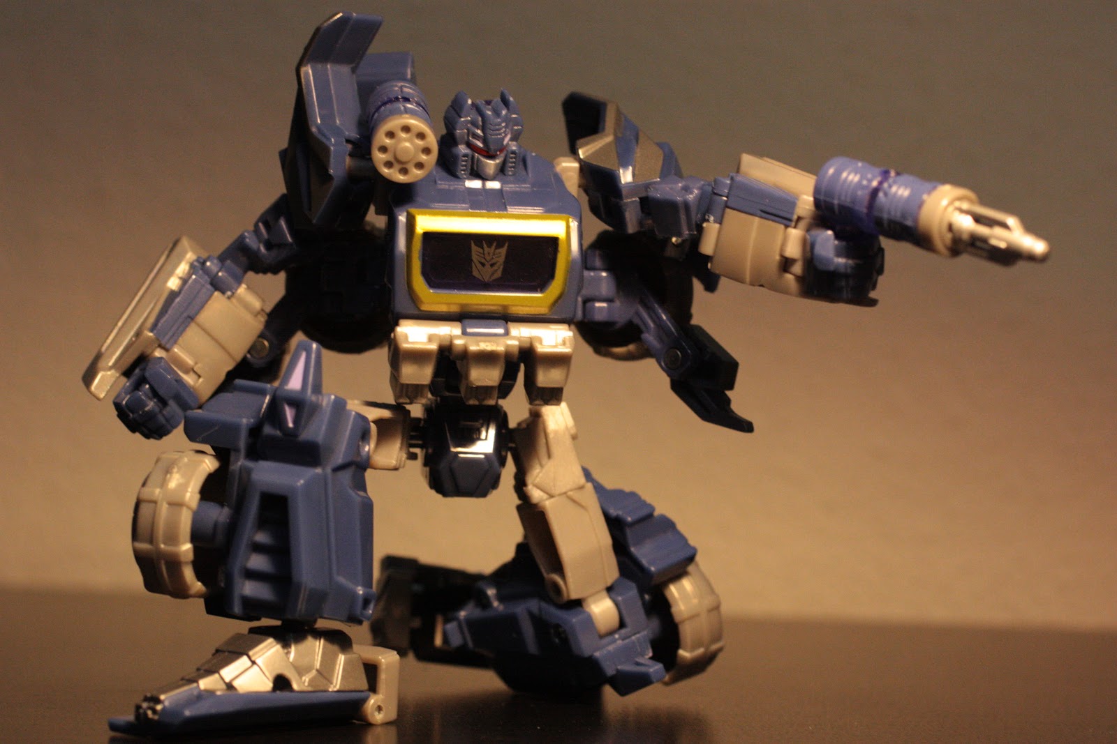 Firestarter's Blog: Toy Review: War for Cybertron Deluxe Soundwave