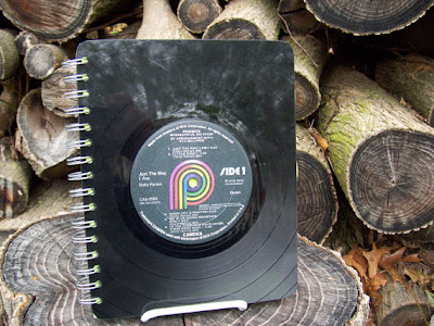 Ascendidamente: Upcycle: LPs que viram cadernos e relógios