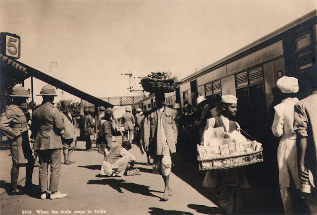When the Train Stops in India - 1920's - Old Indian Photos