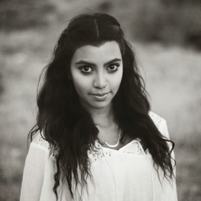 Celebrity Look Alike: Kim Kardashian Vs Zoe Rai - They got to be Twins