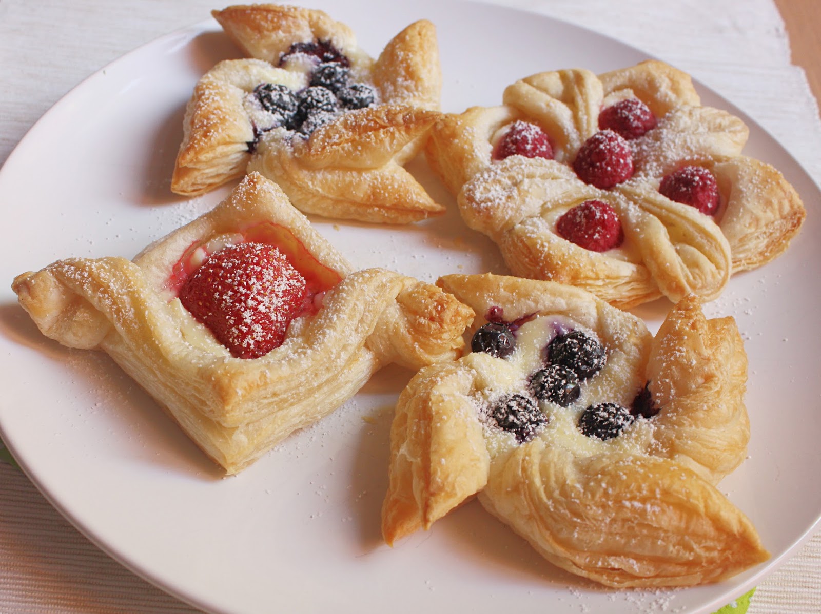 Pudica's Food Corner: Berry Puff Pastries