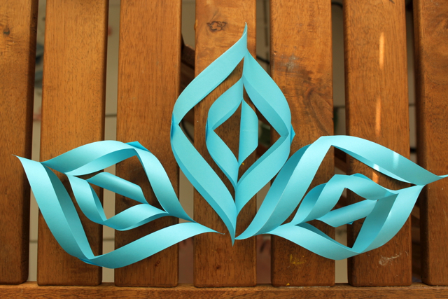 Ladyface Blog: Pretty Paper Snowflakes