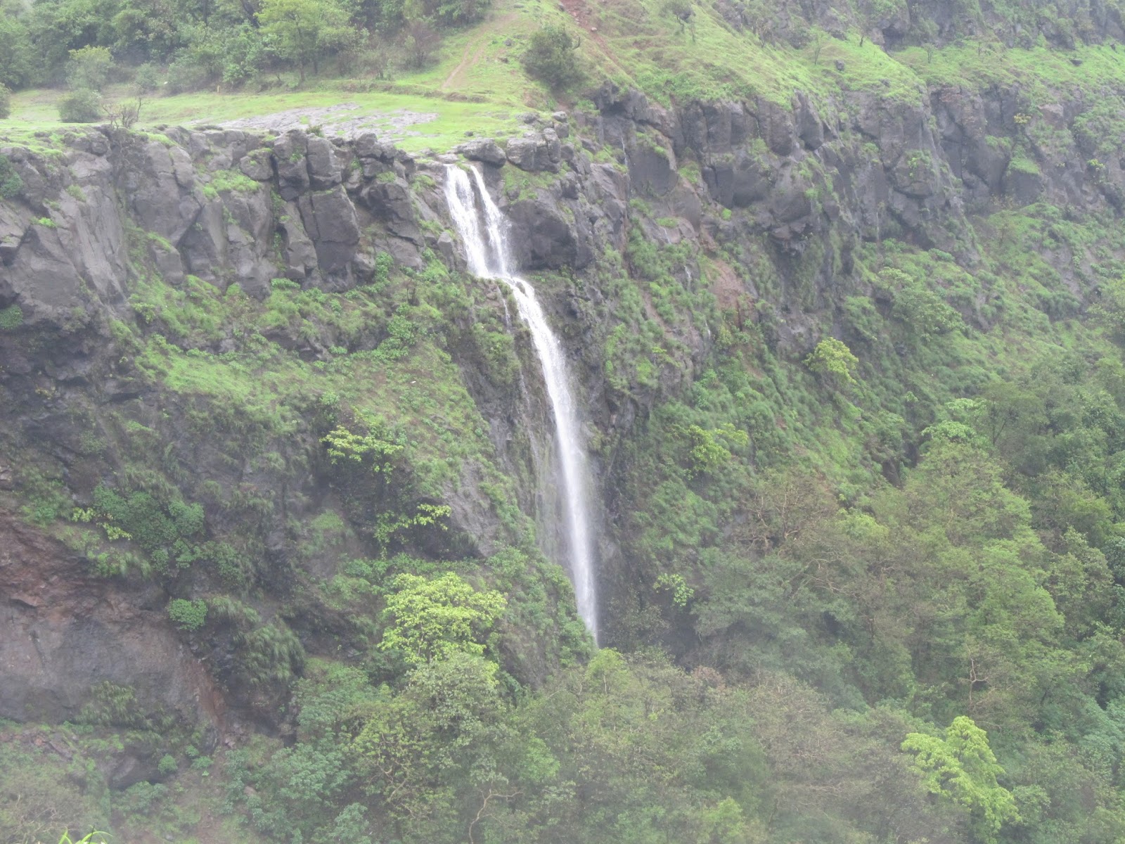 GadKille ani Bhatkanti: Madhe ghatat bhar pavasalyat......